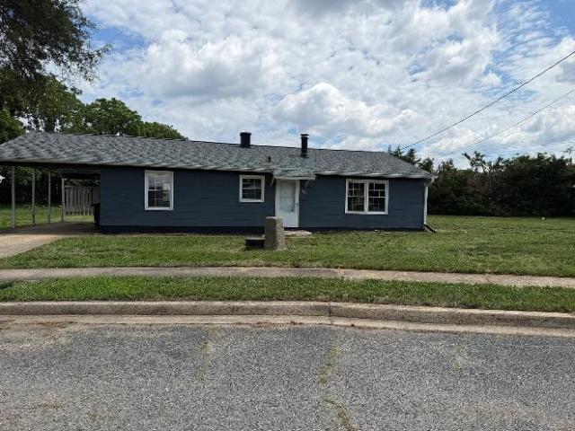 3 Br, 1 bath, Single Family 121 Woodgate Cir