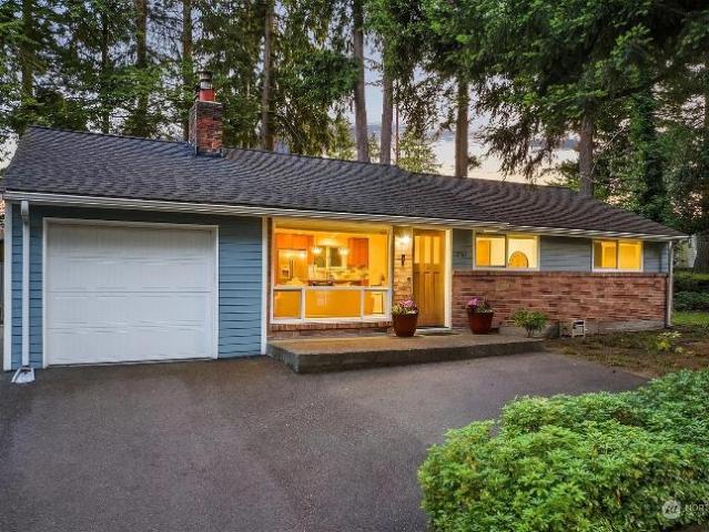 3 Br, 1 bath, Single Family 12561 Roosevelt Way NE