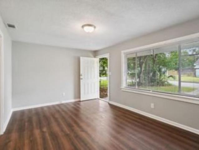 3 Br, 1 bath, Single Family 1319 E 57th St