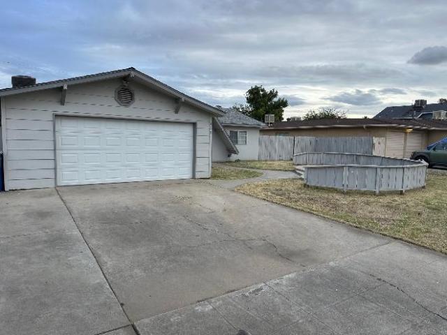 3 Br, 1 bath, Single Family 135 E Stuart Ave