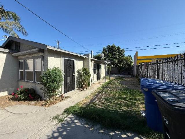 3 Br, 1 bath, Single Family 2764 Southern Ave South Gatec Ca 90280
