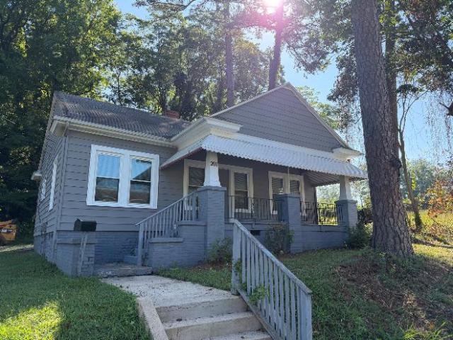 3 Br, 1 bath, Single Family 201 E 11th St