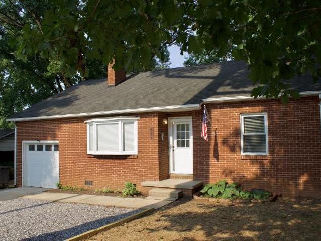 3 Br, 1 bath, Single Family 692 Brookdale Dr