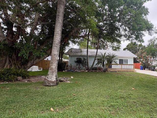 3 Br, 1 bath, Single Family 626 SW Rustic Cir