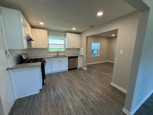 3 Br, 1 bath, Single Family 800 E Houston St