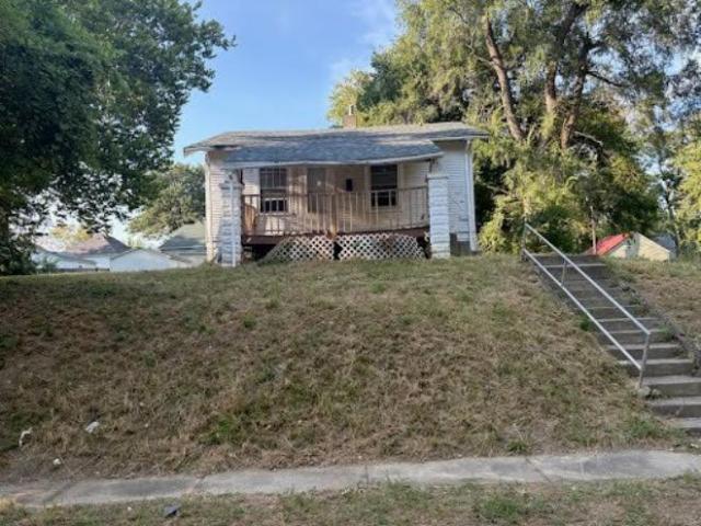3 Br, 1 bath, Single Family 830 E Rogers Ave