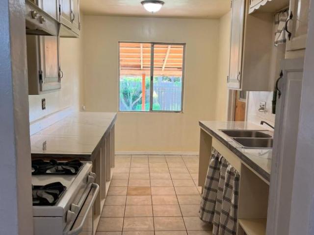 3 Br, 1 bath, Single Family 909 Fern St