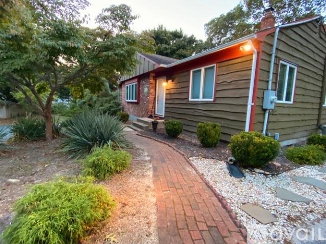 3 BR, 1 BA Apartment Squiretown Rd, Unit 1, Hampton Bays, NY 11946