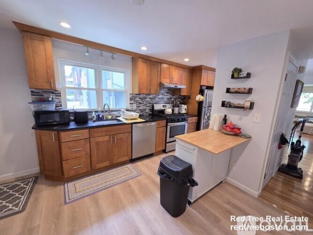 3 BR, 1 BA Apartment 14 Louise Rd, Unit m, Newton, MA 02467