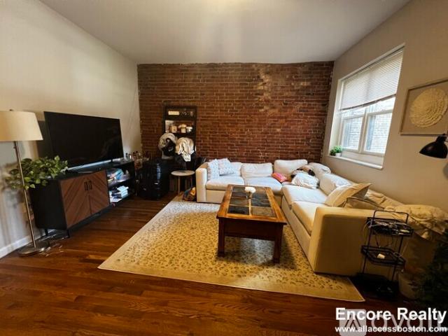 3 BR, 1 BA Apartment 15 Stearns Rd, Unit 2, Brookline, MA 02446