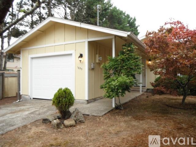 3 BR, 1 BA Apartment 1655 34th Street, Florence, OR 97439