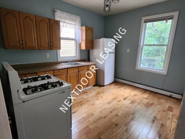 3 BR, 1 BA Apartment 183 Wegman Pkwy, Jersey City, NJ 07305