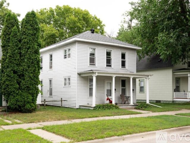 3 BR, 1 BA Apartment 1808 Loomis St, Unit Upstairs, La Crosse, WI 54603