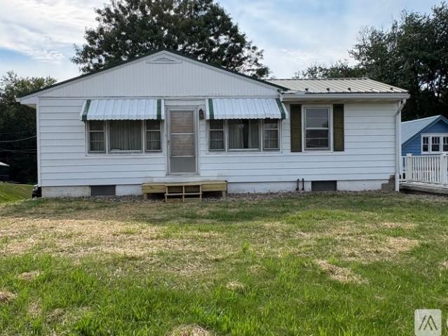 3 BR, 1 BA Apartment 1859 George Street, Dalmatia, PA 17017