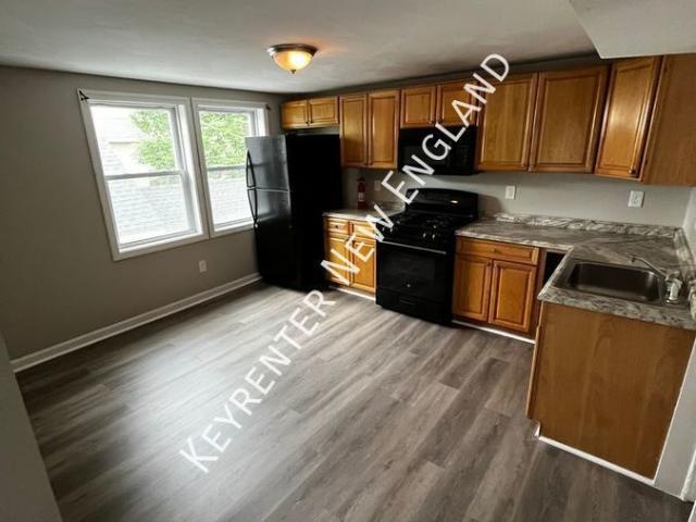 3 BR, 1 BA Apartment 18 18 1/2 Cedar Street, Nashua, NH 03061