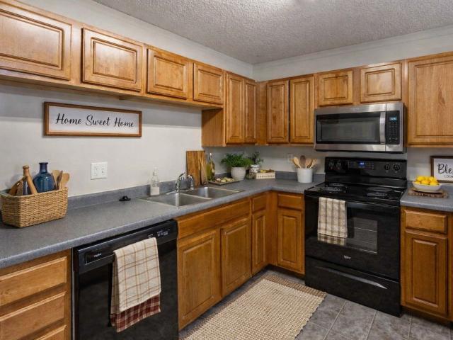 3 BR, 1 BA Apartment 1015 Southeast 8th Street Unit 113, Minneapolis, MN 55414