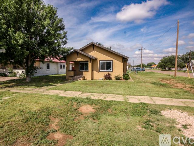 3 BR, 1 BA Apartment 1020 N Connelly St, Clovis, NM 88101