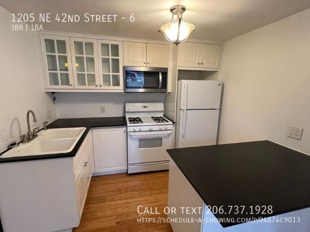 3 BR, 1 BA Apartment 1205 NE 42nd Street, Seattle, WA 98105