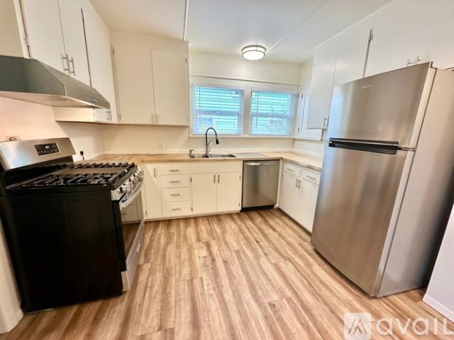 3 BR, 1 BA Apartment 1216 12 Th Street, Anacortes, WA 98221