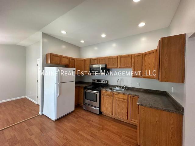 3 BR, 1 BA Apartment 26B Autumn St Bangor, ME 04401