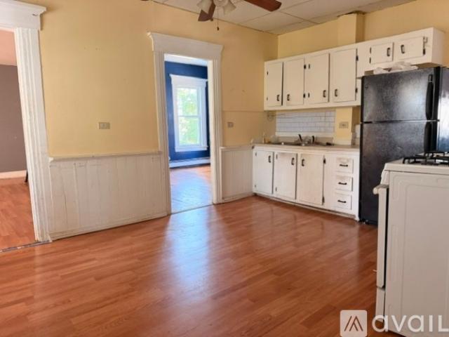 3 BR, 1 BA Apartment 284 Spruce St, Unit 2, Manchester, NH 03103