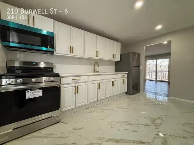 3 BR, 1 BA Apartment 210 Burwell St, New Haven, CT 06513