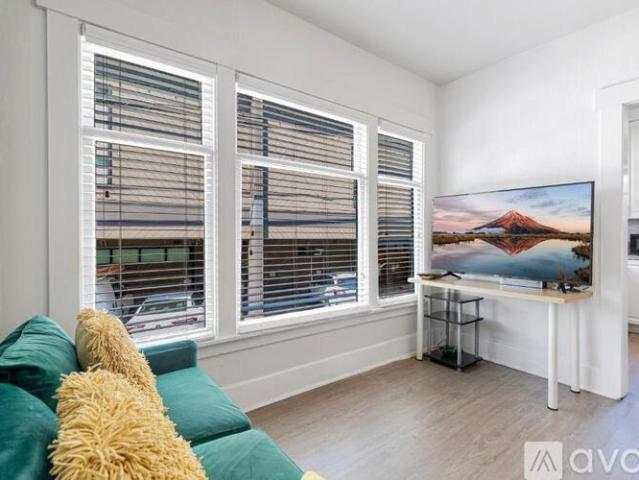 3 BR, 1 BA Apartment 214 East Lynn Street, Seattle, WA 98102
