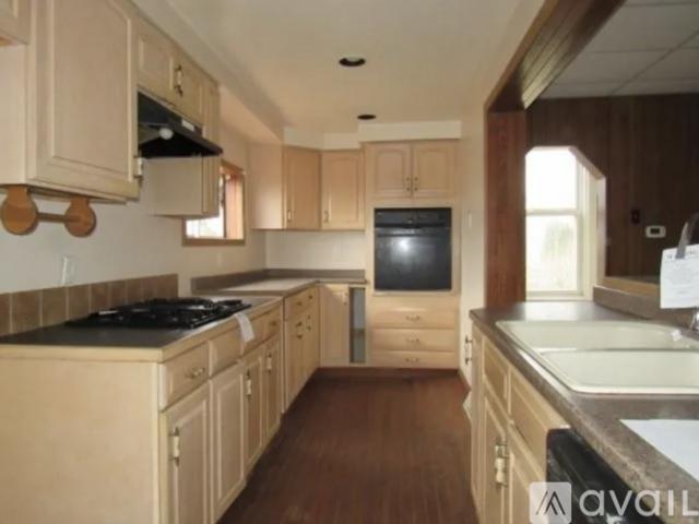 3 BR, 1 BA Apartment 223 Searight Ave, Uniontown, PA 15401