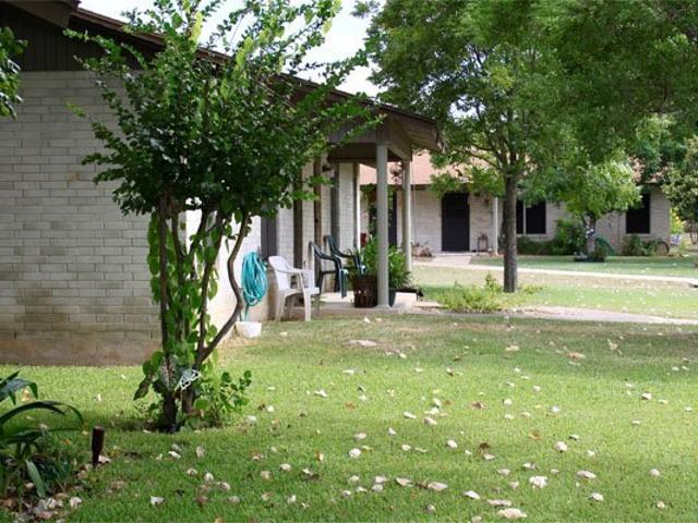 3 BR, 1 BA Apartment 221 Peach Street, Luling, TX 78648