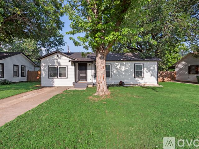 3 BR, 1 BA Apartment 228 Harrison Ln, Hurst, TX 76053