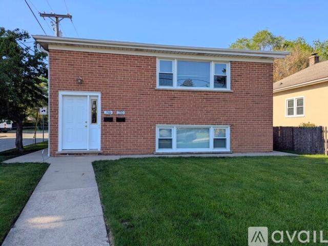 3 BR, 1 BA Apartment 350 Prairie Avenue, Unit B, Highwood, IL 60040