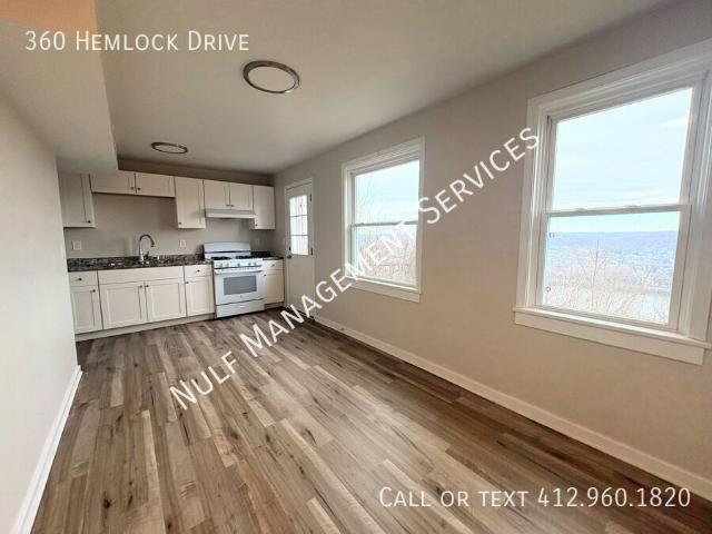 3 BR, 1 BA Apartment 360 Hemlock Drive, Coraopolis, PA 15108
