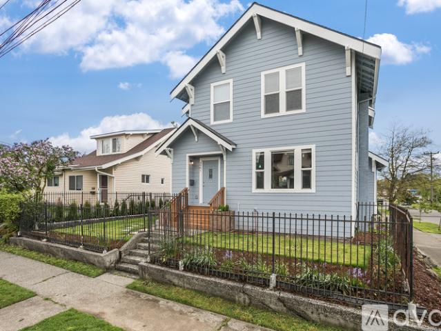 3 BR, 1 BA Apartment 3901 S Angel Pl, Unit A, Seattle, WA 98118