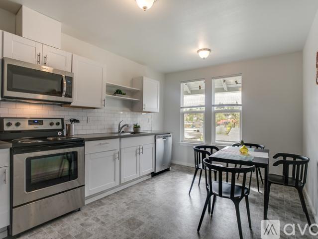 3 BR, 1 BA Apartment 3901 S Angel Pl, Unit A, Seattle, WA 98118
