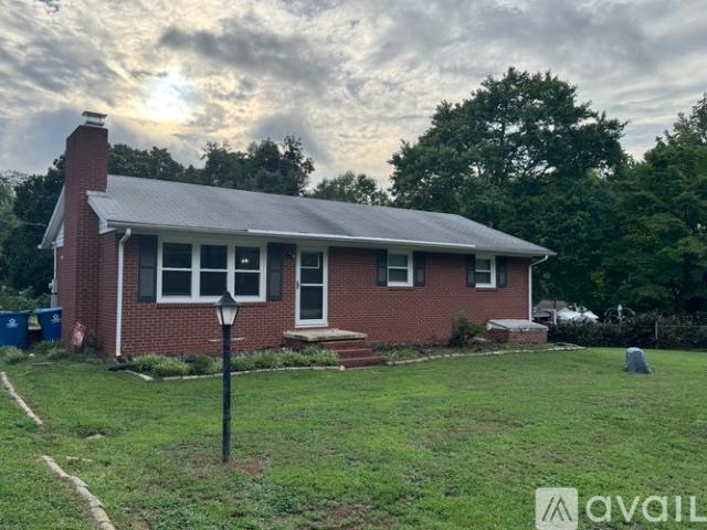 3 BR, 1 BA Apartment 3015 Pleasant Ridge Rd, Summerfield, NC 27358