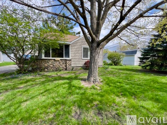 3 BR, 1 BA Apartment 315 E Cowan Ave, Madison Heights, MI 48071