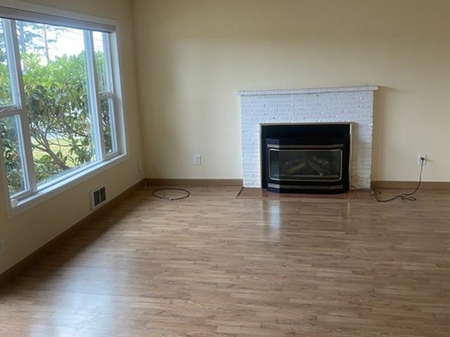 3 BR, 1 BA Apartment 323 NE 7th St, Newport, OR 97365