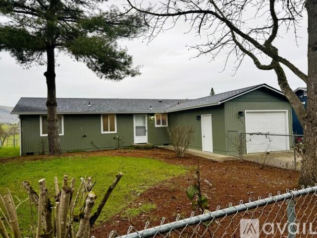3 BR, 1 BA Apartment 444 Char Street, Roseburg, OR 97471