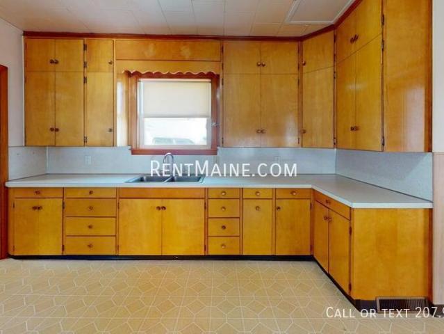 3 BR, 1 BA Apartment 445 Main Street Apt Old Town, ME 04468