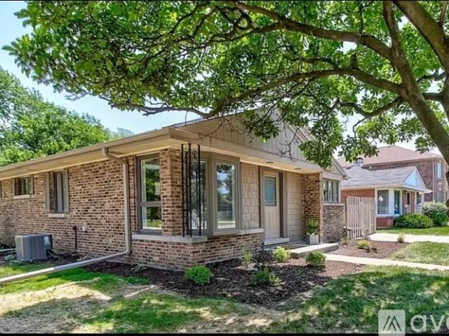 3 BR, 1 BA Apartment 473 Highview Avenue, Elmhurst, IL 60126