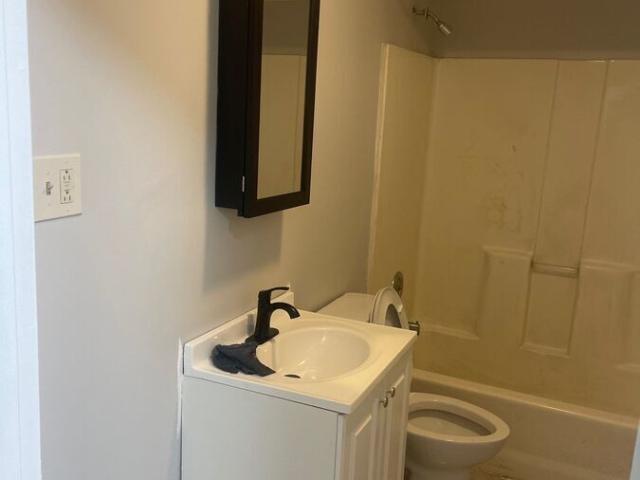 3 BR, 1 BA Apartment 4034 South Prairie Avenue 2S, Chicago, IL 60653