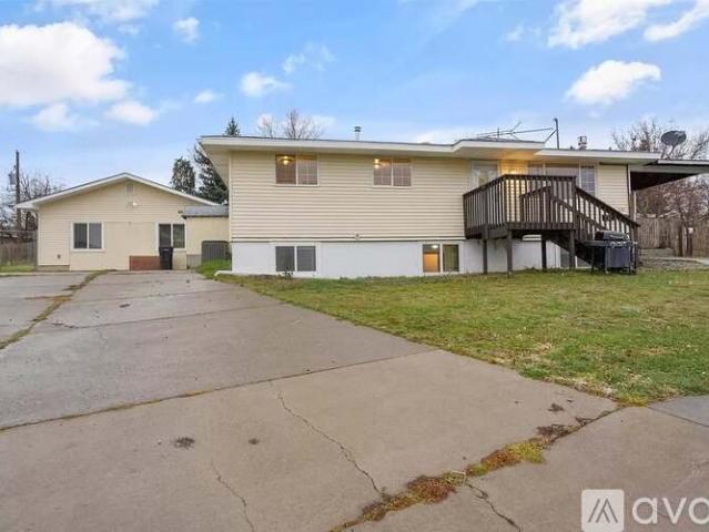 3 BR, 1 BA Apartment 426 Leinum Court, Unit Upper R3, Cheney, WA 99004