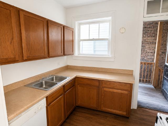 3 BR, 1 BA Apartment 646 W Oakdale Ave, Chicago, IL 60613