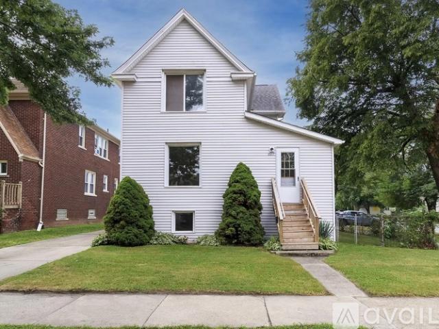 3 BR, 1 BA Apartment 667 Pine St, Unit #1, Wyandotte, MI 48192