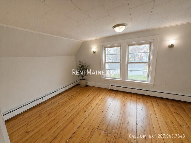 3 BR, 1 BA Apartment 61 63 Pearl St. Apt Bangor, ME 04401