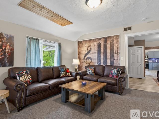 3 BR, 1 BA Apartment 700 Broadway Ave NW, Unit 2, Grand Rapids, MI 49504