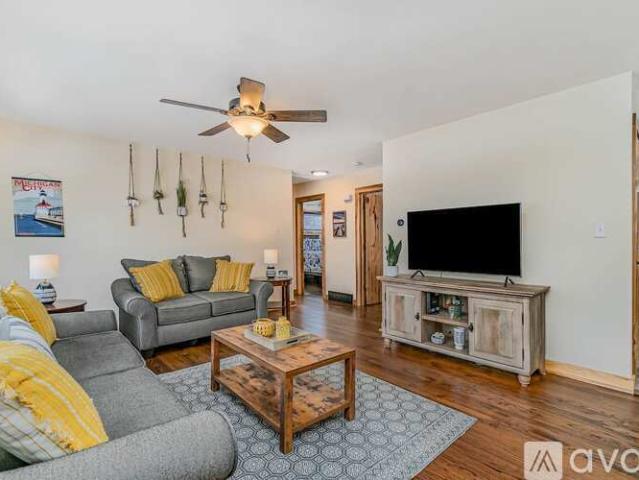 3 BR, 1 BA Apartment 712 N Roeske Ave, Michigan City, IN 46360