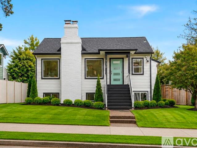 3 BR, 1 BA Apartment 730 N 98th St, Seattle, WA 98103