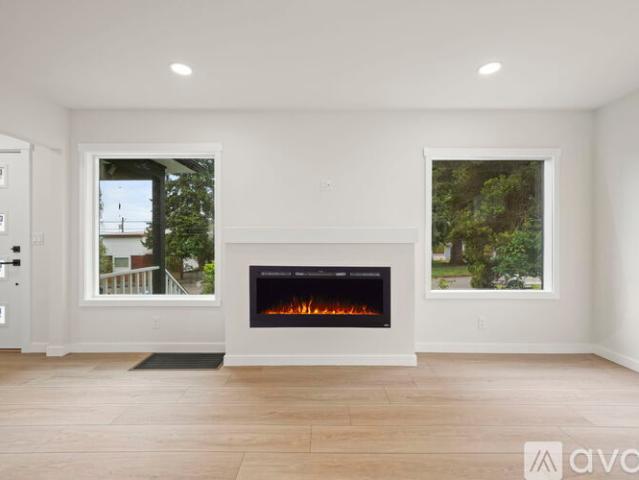 3 BR, 1 BA Apartment 730 N 98th St, Seattle, WA 98103