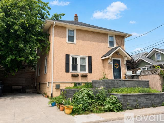 3 BR, 1 BA Apartment 810 N 49th St, Omaha, NE 68132